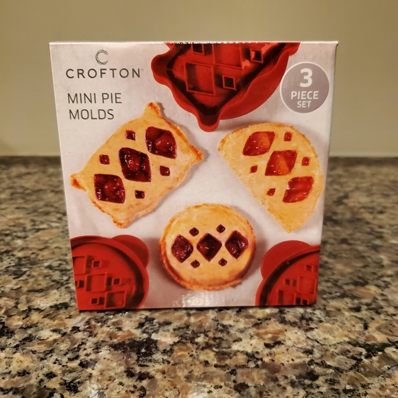 Crofton | Kitchen | 3piece Mini Pie Mold Set | Poshmark